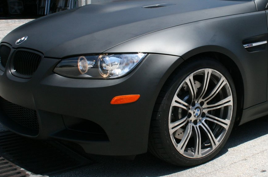 Matt fekete autófóliázás