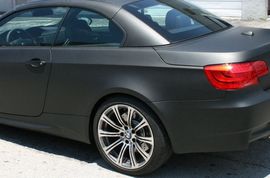 Matt fekete autófóliázás